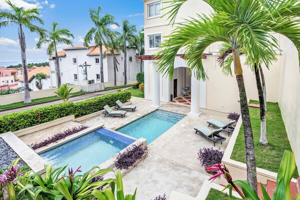 Sea Vue Luxury Vacation Condominiums - West Bay