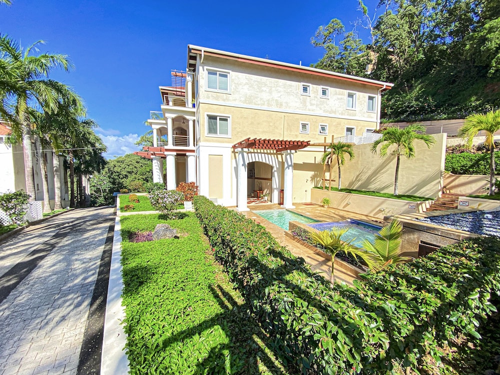 Sea Vue Luxury Vacation Condominiums - West Bay