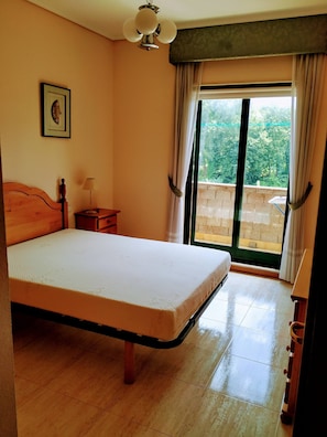 3 quartos, ferros/tábuas de passar roupa, roupa de cama