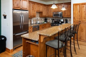 Apartamento em Condomínio Fechado, várias camas (Aquila Lodge - Unit 5) | Cozinha privada | Uma chaleira elétrica, uma torradeira 