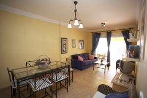 Apartamento, 2 quartos, terraço, Vista para a cidade | Sala de jantar