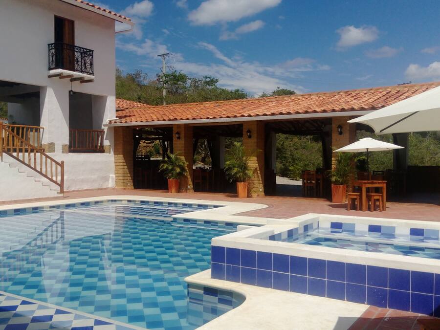 Piscina externa, funciona das 8h às 20h, guarda-sóis