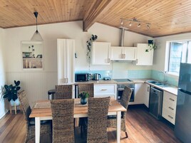 Casa, 1 quarto | Cozinha privada | Um frigorífico/congelador grande, um micro-ondas, um forno 