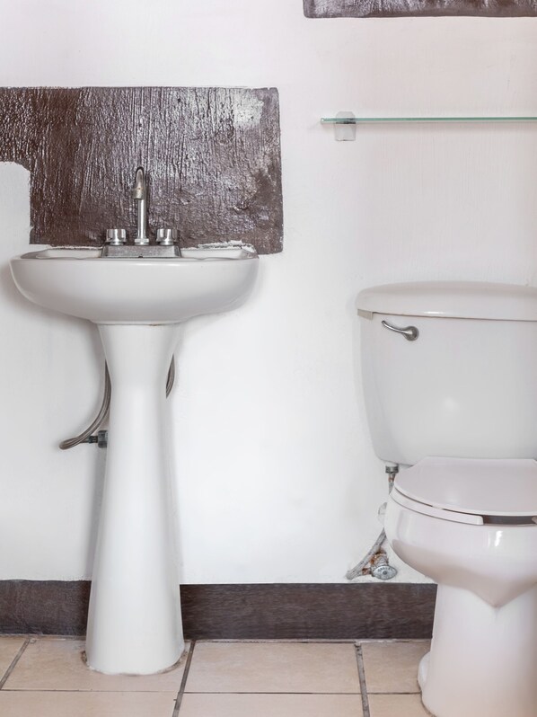 Um polibã, toalhas fornecidas, sabão, champô