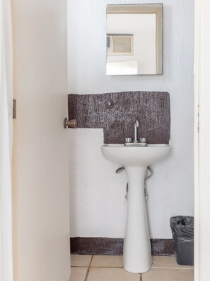 Quarto Standard | Casa de banho | Um polibã, toalhas fornecidas, sabão, champô