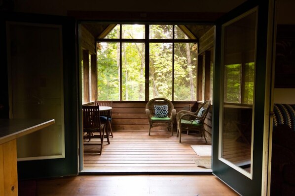 Cabana de Madeira Comfort | Roupa de cama fornecida 