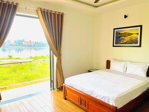Quarto casal ou duplo panorâmico, sacada, vista para o rio | Frigobar (abastecido com alguns itens grátis), escrivaninha