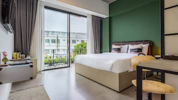 Quarto casal, 1 cama King, sacada | Frigobar, cofres nos quartos, individualmente decorados, escrivaninha