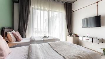 Minibar, cofre no quarto, com decoração personalizada, secretária