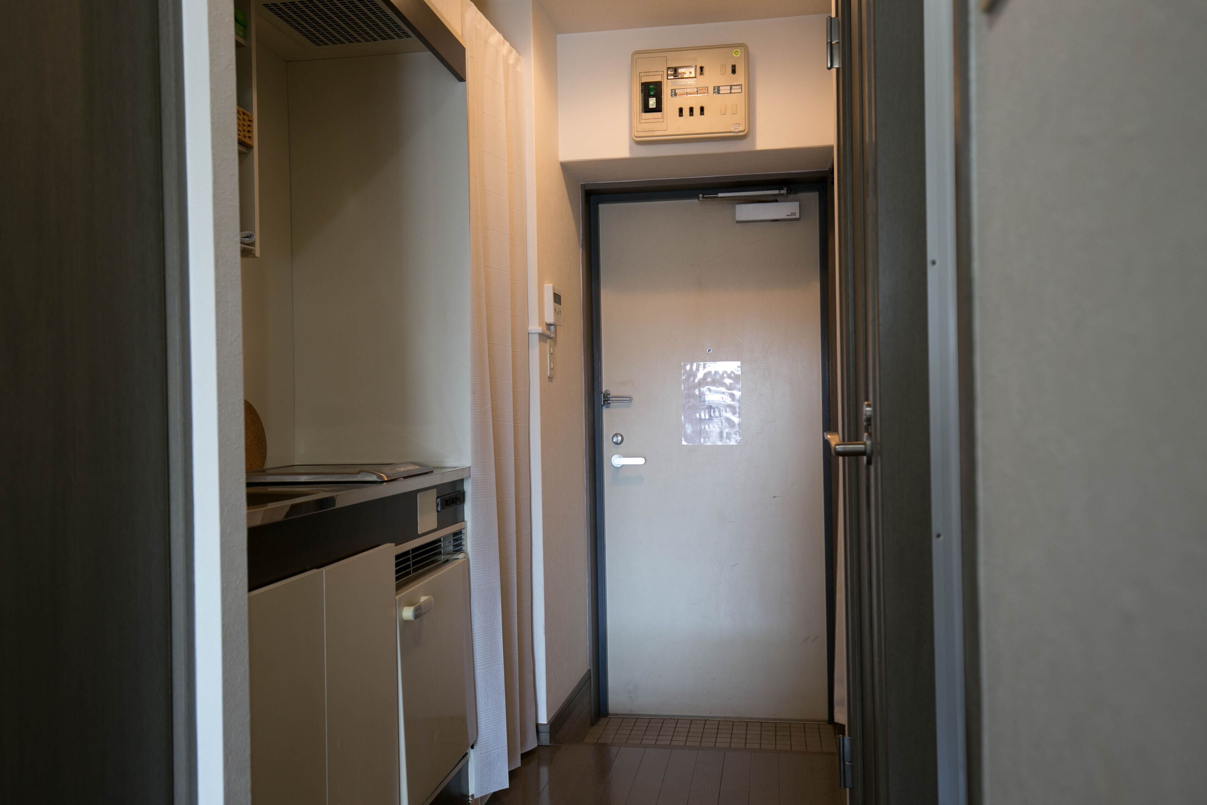 Apartamento Standard | Kitchenette privada | Um frigorífico, um micro-ondas, uma placa de cozinha 