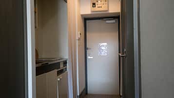 Apartamento Standard | Kitchenette privada | Um frigorífico, um micro-ondas, uma placa de cozinha