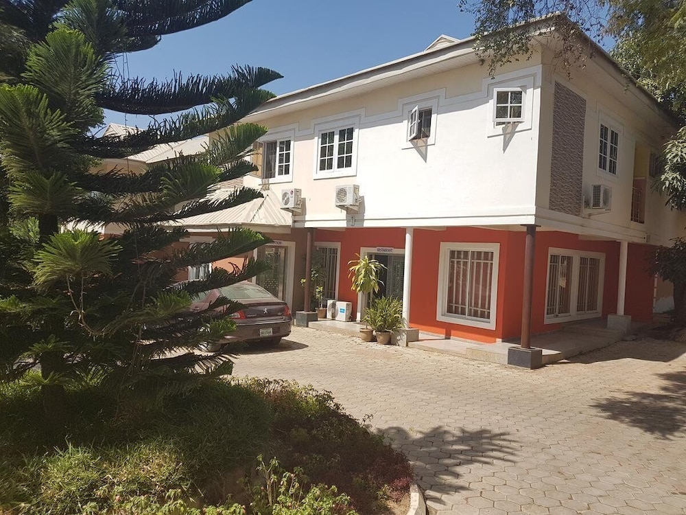 Franzy Suites And Lounge - Jos