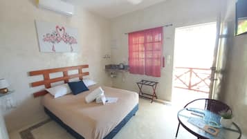 Quarto Deluxe, 1 cama queen-size | Minibar, com decoração personalizada, com mobília individualizada