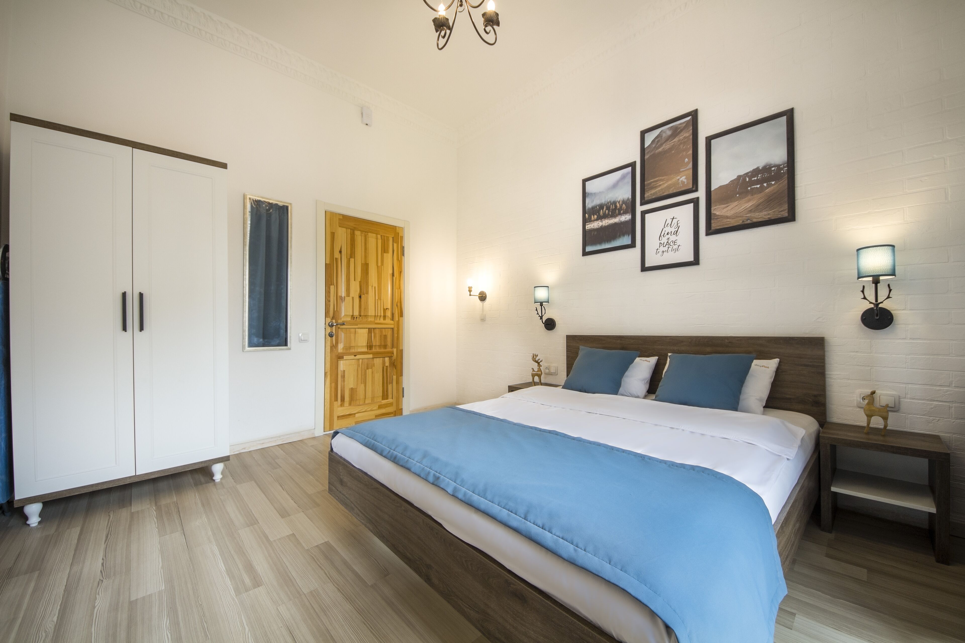 Quarto com cama, guarda-roupa de madeira e porta.
