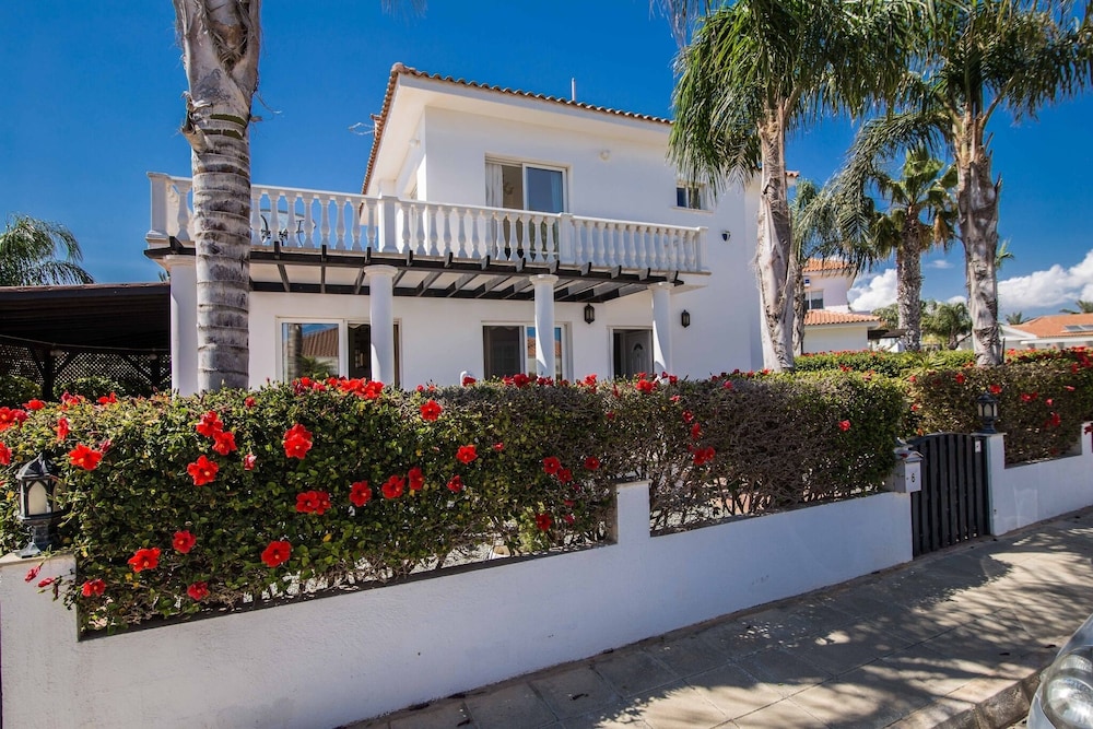 3  Bedrooms Detached Villa - Sleeps Up To 8 Guests - Cyprus