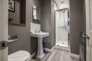 Chuveiro, ducha de hidromassagem, secador de cabelo, toalhas de banho