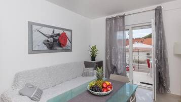 Apartamento (One Bedroom Apartment with Terrace) | Sala | Televisor