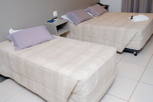 Quarto Twin | Cofre no quarto, secretária, Wi-fi grátis, roupa de cama fornecida 