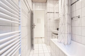 Apartamento urbano (incl. cleaning fee) | Banheiro | Chuveiro/banheira combinados, secador de cabelo, toalhas de banho 