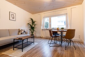 Apartamento Cidade (incl. cleaning fee) | Sala de estar | Smart TV de 50 de polegadas com canais digitais, televisor, Netflix 