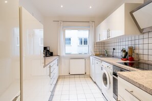 Apartamento Cidade (incl. cleaning fee) | Cozinha privada | Um frigorífico/congelador grande, um micro-ondas, um forno 