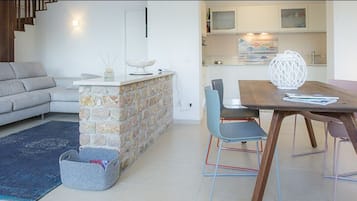 Vila, 3 quartos | Cozinha privada | Geladeira, cooktop, talheres/pratos/utensílios de cozinha