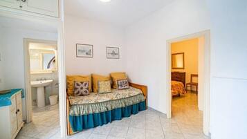 Apartamento, 1 quarto | Sala de estar | Televisor