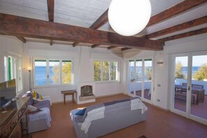 Villa, 5 quartos | Sala | TV de ecrã plano, lareira 