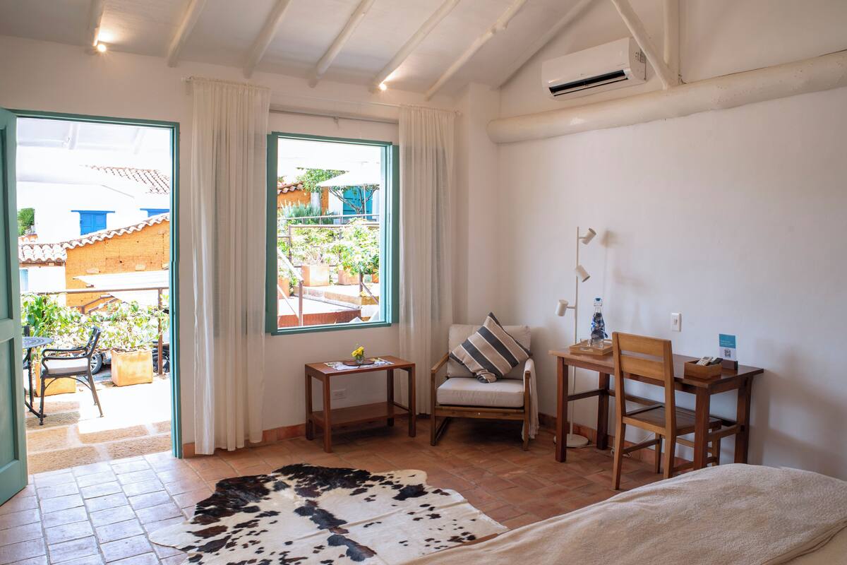 Quarto Duplo ou Twin Júnior, 1 cama king-size, Vista para a cidade | Cofre no quarto, secretária 