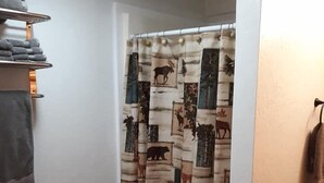 Chuveiro, toalhas de banho