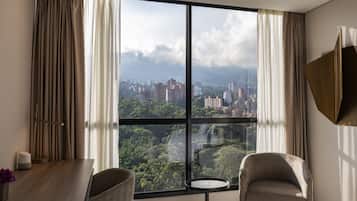 Quarto Deluxe, 2 camas individuais, Vista para a cidade (Superior King or Twin) | Lençóis de algodão egípcio, roupa de alta qualidade, edredões de penas