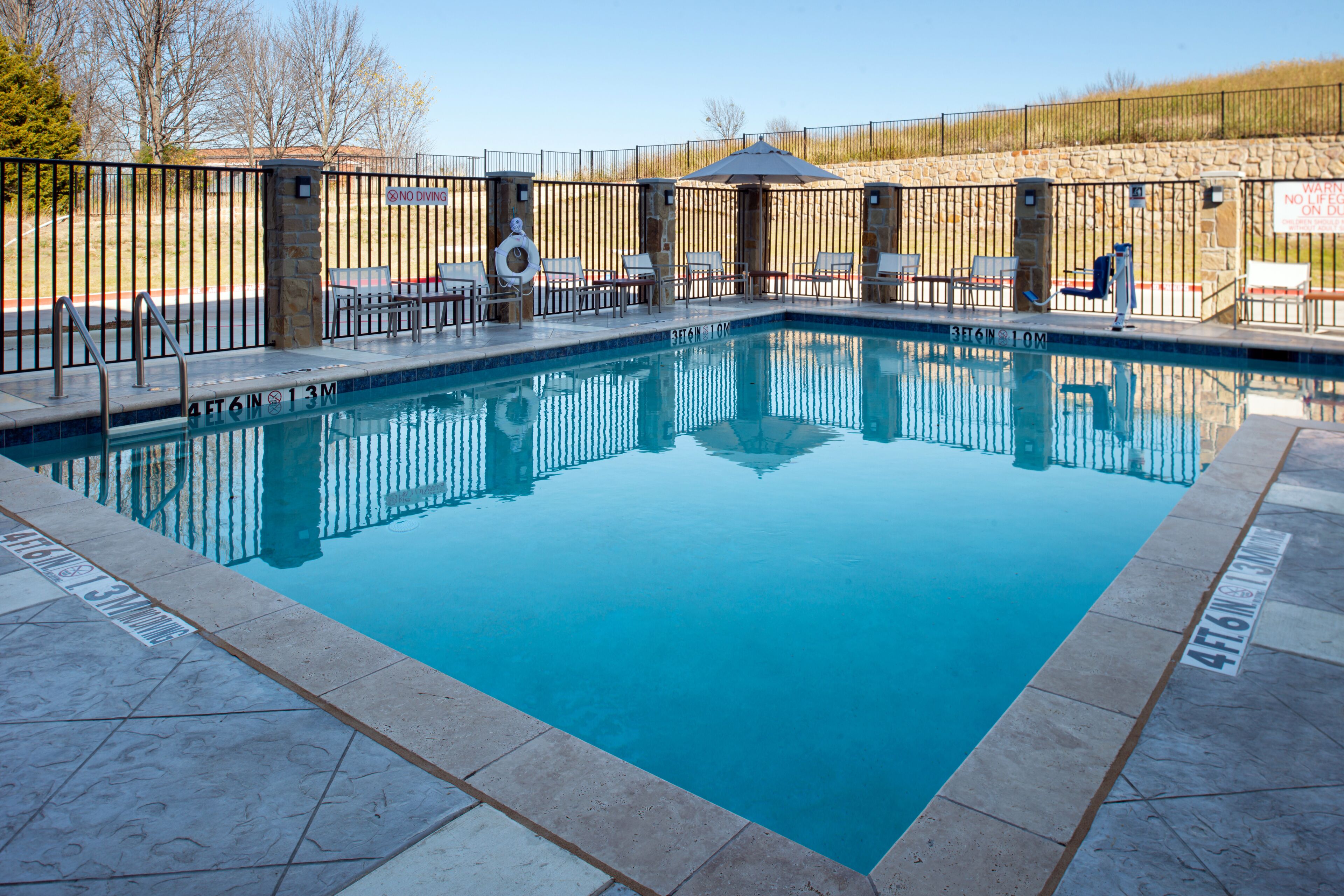 Piscina externa, funciona das 7h às 22h, espreguiçadeiras