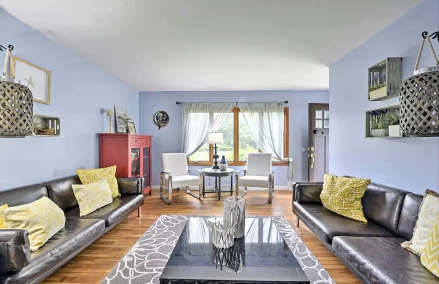 Sun, Sand & S'mores! This Cottage Has Its Own Private Deck, Bbq & Yard That Makes Entertaining The Family Easy. The Home Is A Short Walk From The Beach And Has Easy Access To The Downtown. Perfect For A Reunion, Family Trip Or Romantic Getaway. - Rhode Island