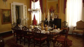 Café da manhã completo grátis todos os dias