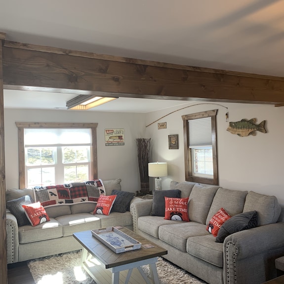 Adorable Settlement Home With Seasonal Lake And Waterfall Views - Bellevue, IA