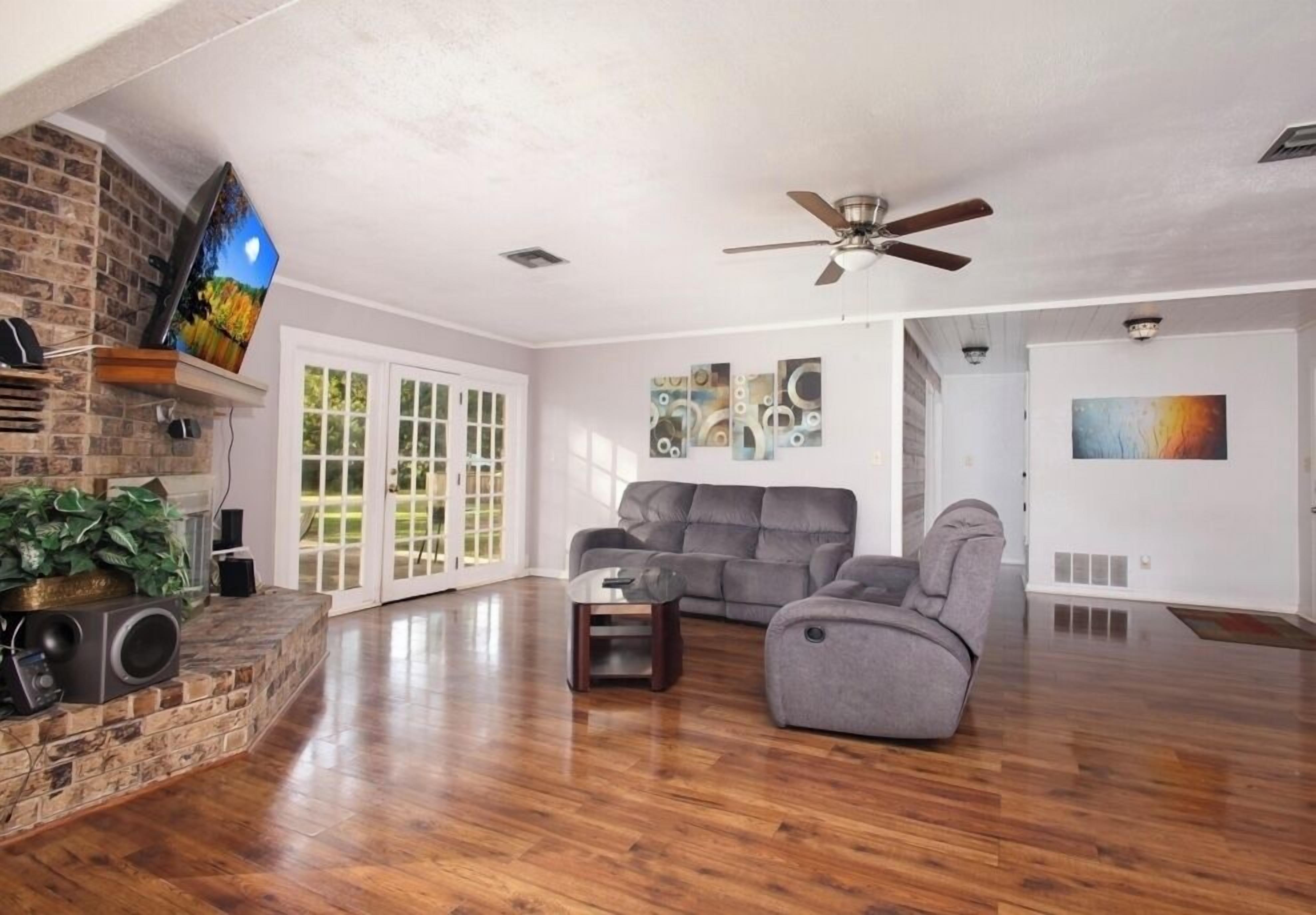 Toes Up!! 6 Blocks From Schlitterbahn. 5 Min. From Gruene, 5 Min. From Dt Nb. - New Braunfels, TX