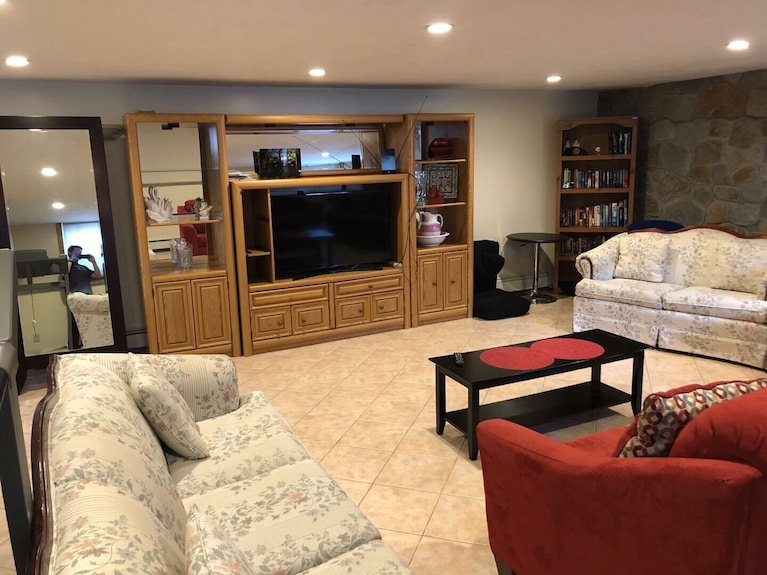 Hidden Gem Near Boston W/ 2 Bedrooms And Huge Family And Activity Room Space - Weston, MA