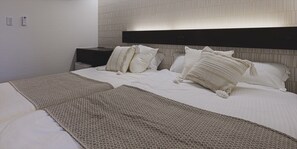 Quarto duplo standard, 2 quartos, para não fumantes, banheiro privativo (B) | Escrivaninha, espaço de trabalho para notebook, cortinas blackout