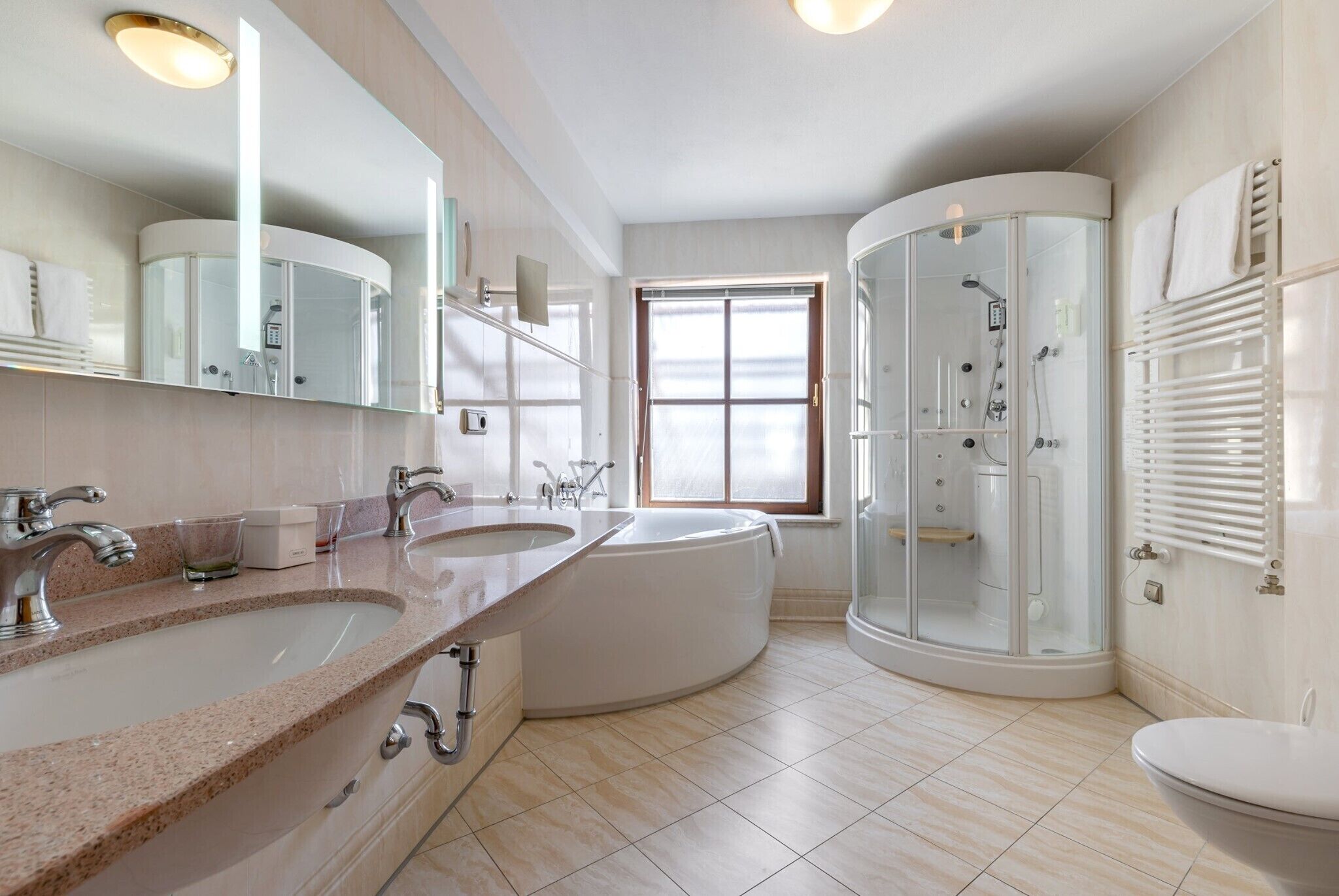Quarto Familiar, varanda, junto ao lago | Casa de banho | Um polibã, um secador de cabelo, toalhas fornecidas, sabão 