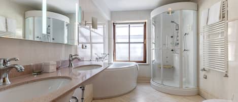 Quarto Familiar, varanda, junto ao lago | Casa de banho | Um polibã, um secador de cabelo, toalhas fornecidas, sabão