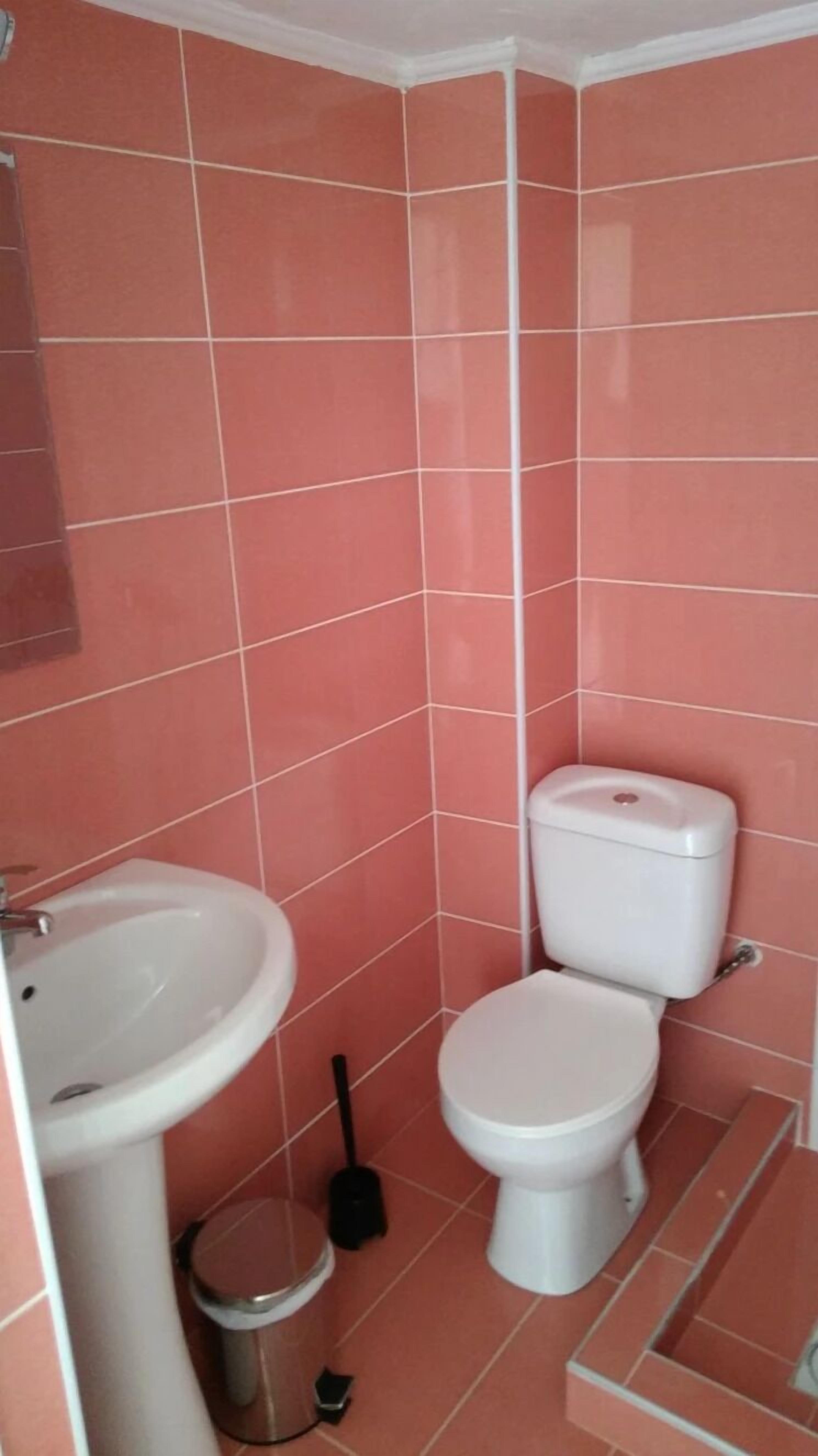 Estúdio | Casa de banho | Um polibã, toalhas fornecidas, papel higiénico 