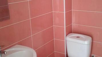 Estúdio | Casa de banho | Um polibã, toalhas fornecidas, papel higiénico