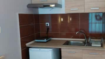 Estúdio | Kitchenette privada | Minifrigorífico, uma placa de cozinha