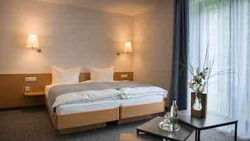 Quarto conforto, 1 cama Queen | Frigobar (abastecido com itens grátis), cofres nos quartos, escrivaninha