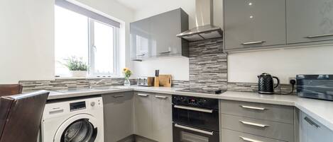 Apartamento | Cozinha privada | Um frigorífico, um micro-ondas, um forno, uma placa de cozinha