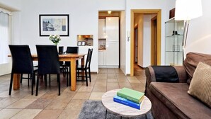 Apartamento, 3 quartos | Área de estar | TV de tela plana