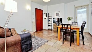 Apartamento, 3 quartos | Área de estar | TV de tela plana