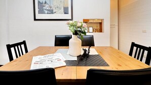 Apartamento, 3 quartos | Opções para refeição no quarto