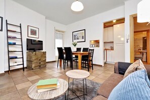 Apartamento, 3 quartos | Sala de estar | TV de ecrã plano 