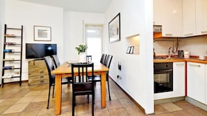 Apartamento, 3 quartos | Opções para refeição no quarto